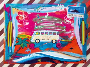 Bulli am Strand mit Surfbrett und Pelikan